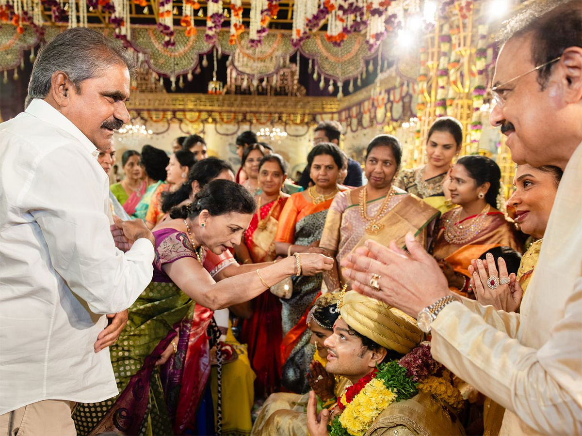 ఫిలిం ఫైనాన్షియర్ బంగారు బాబు కుమారుడి వివాహ వేడుకలో సినీ, రాజకీయ ప్రముఖులు (ఫోటోలు) | Tollywood ...